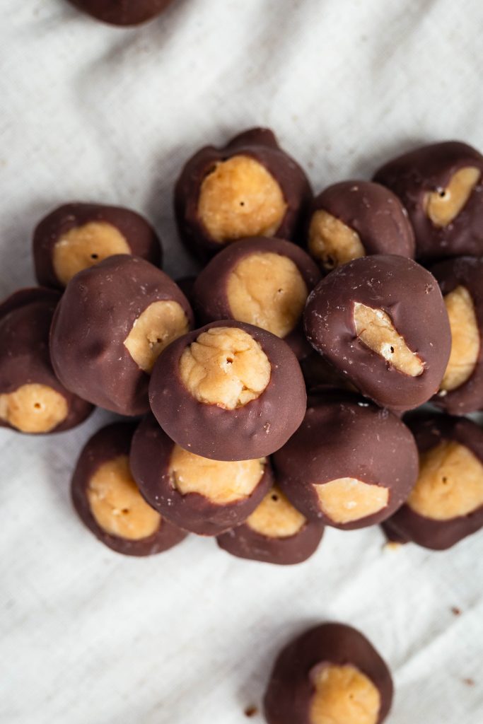 Buckeyes (Peanut Butter Chocolate Candy) Recipe - Sugar Spices Life